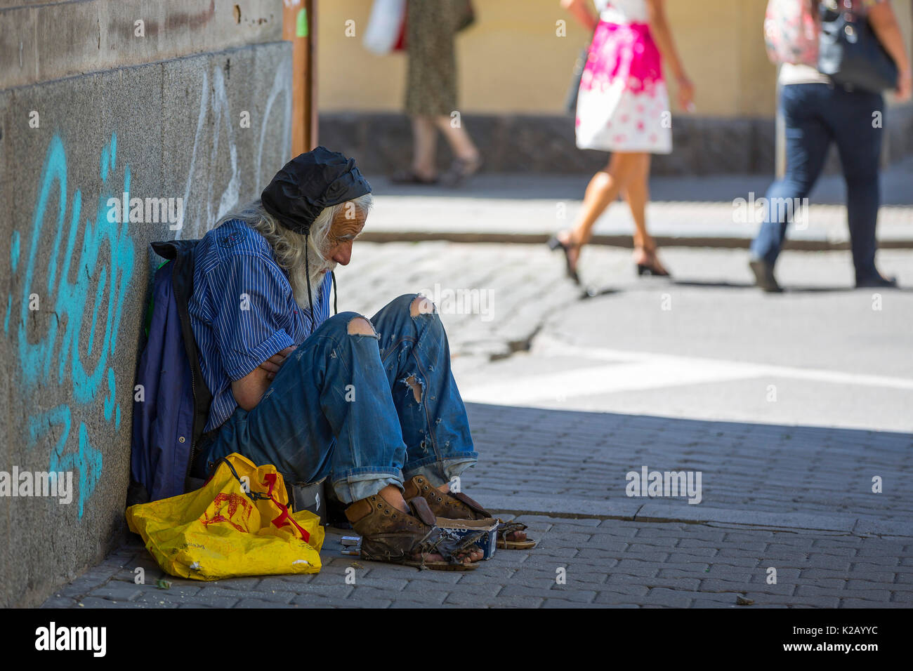 Homeless old man hi-res stock photography and images - Alamy