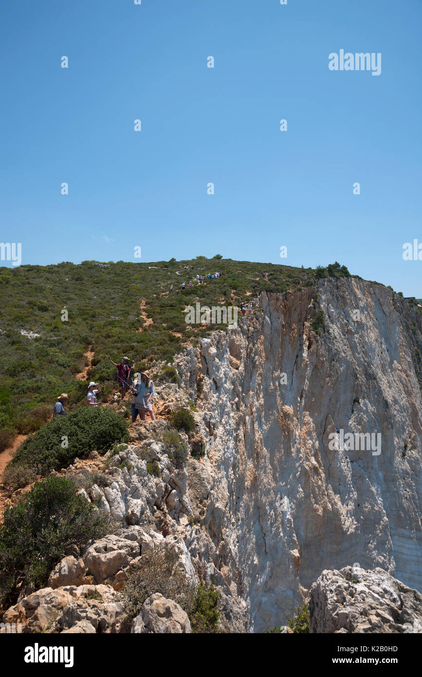 Unsafe cliff edge hi-res stock photography and images - Alamy