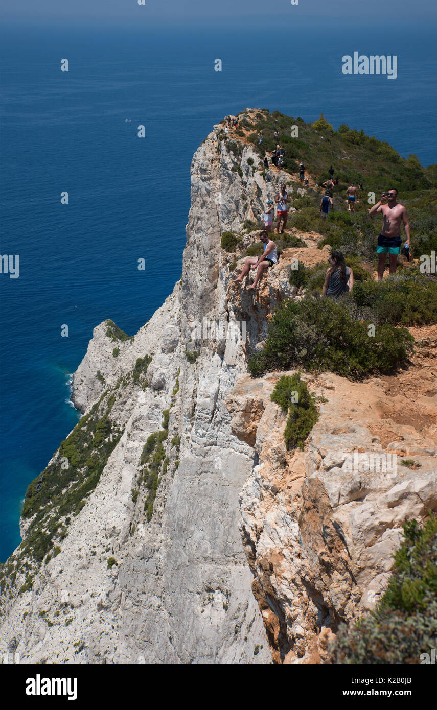 Unsafe cliff edge hi-res stock photography and images - Alamy