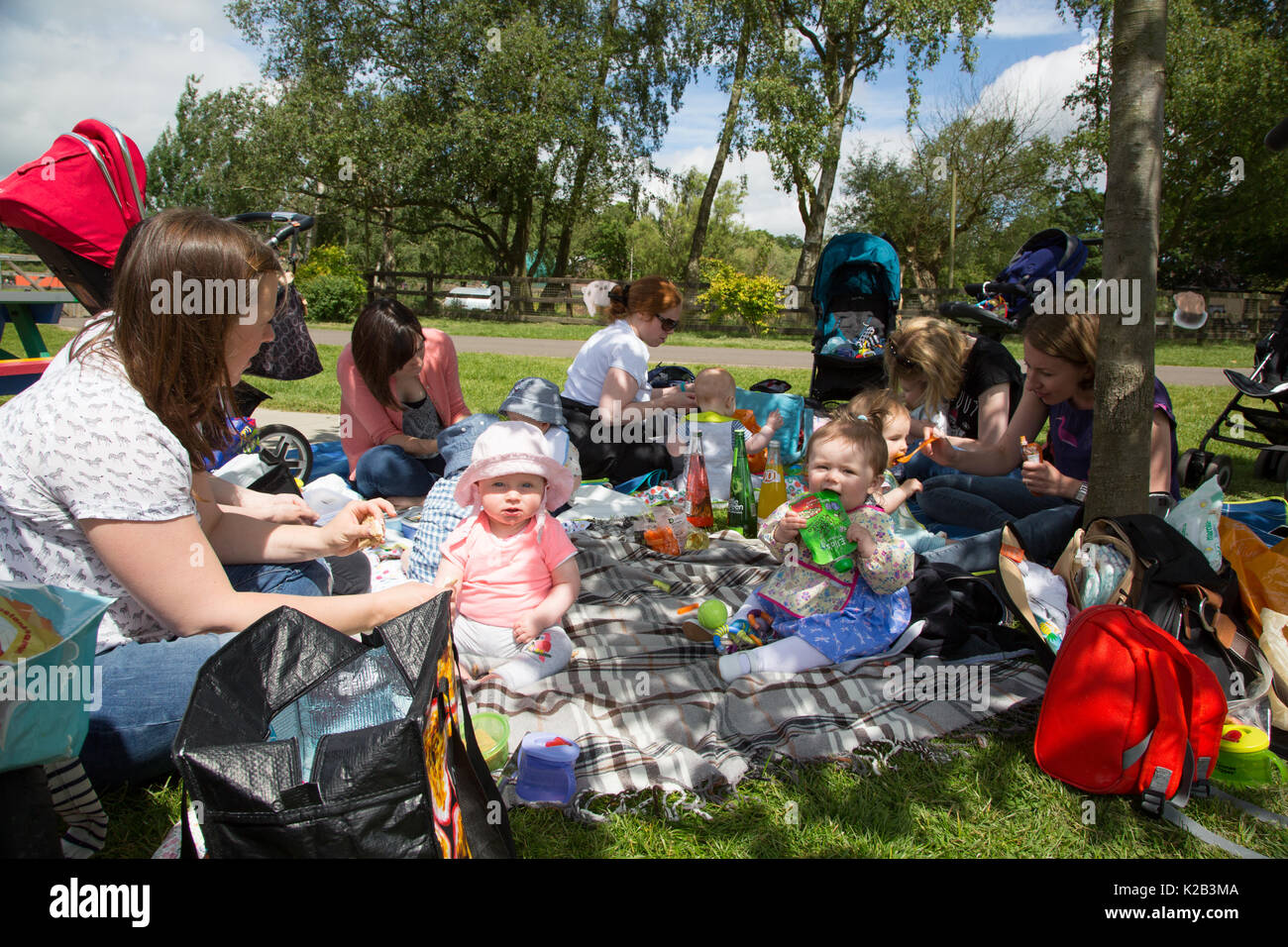 Mums meeting up hi-res stock photography and images - Alamy