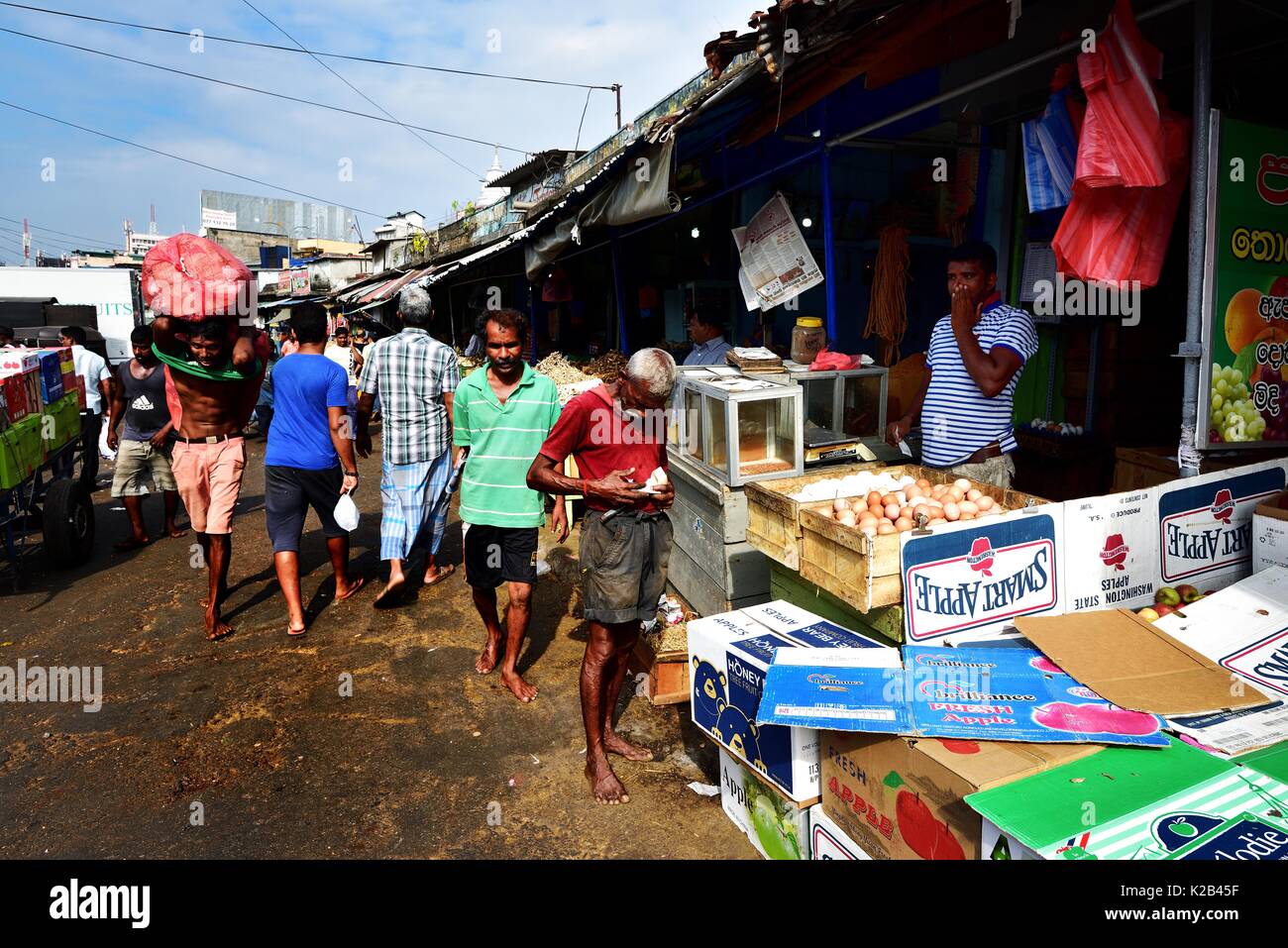 Shoppers sri lanka hi-res stock photography and images - Alamy