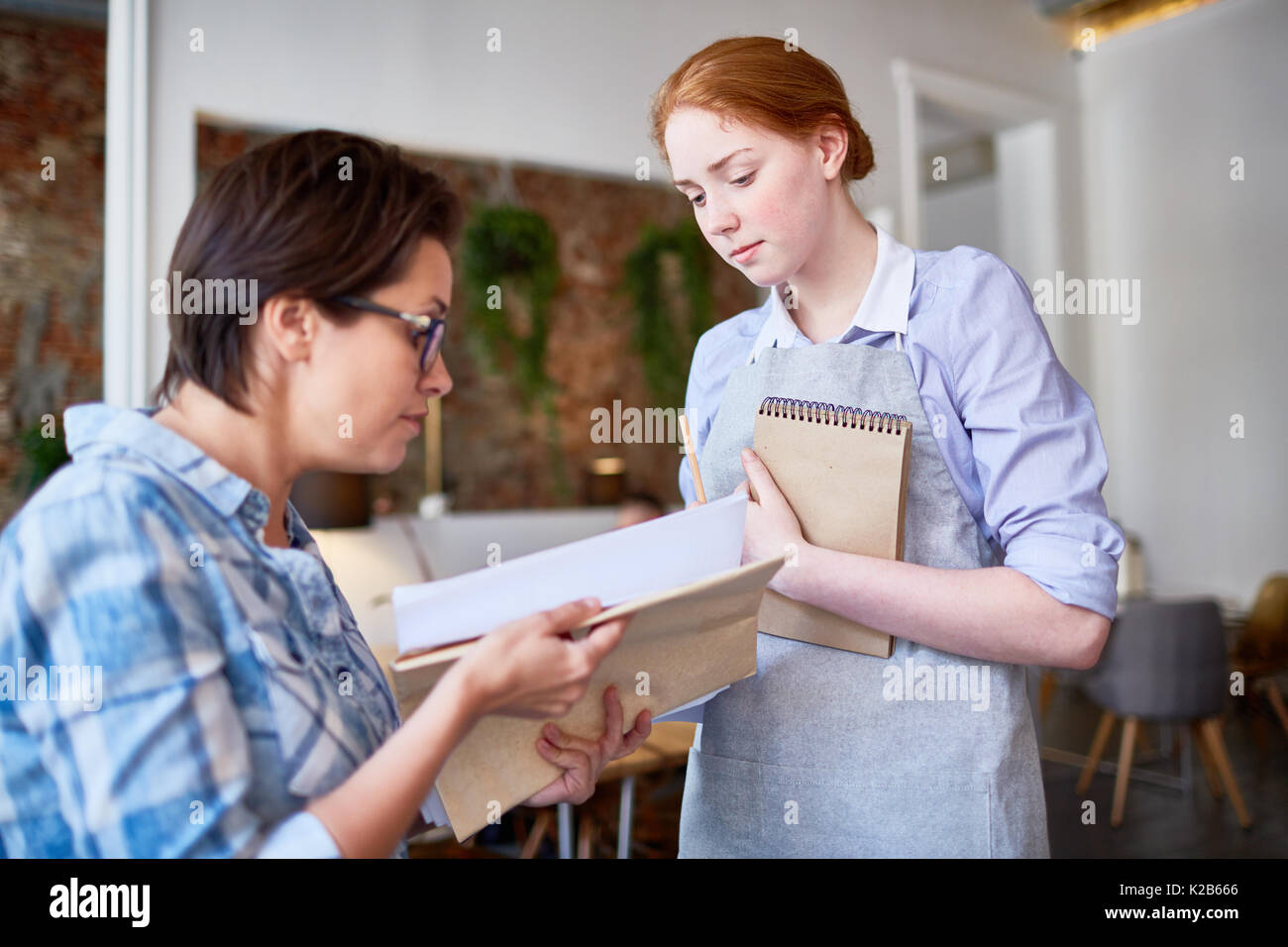 Dissatisfied business hi-res stock photography and images - Alamy