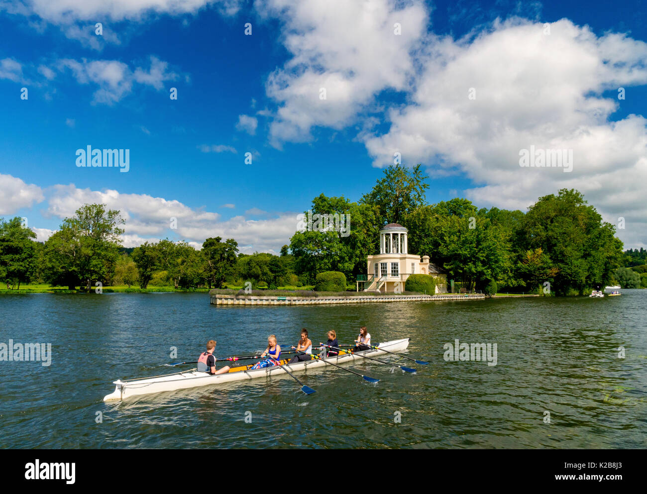 Boating on the thames hi-res stock photography and images - Alamy