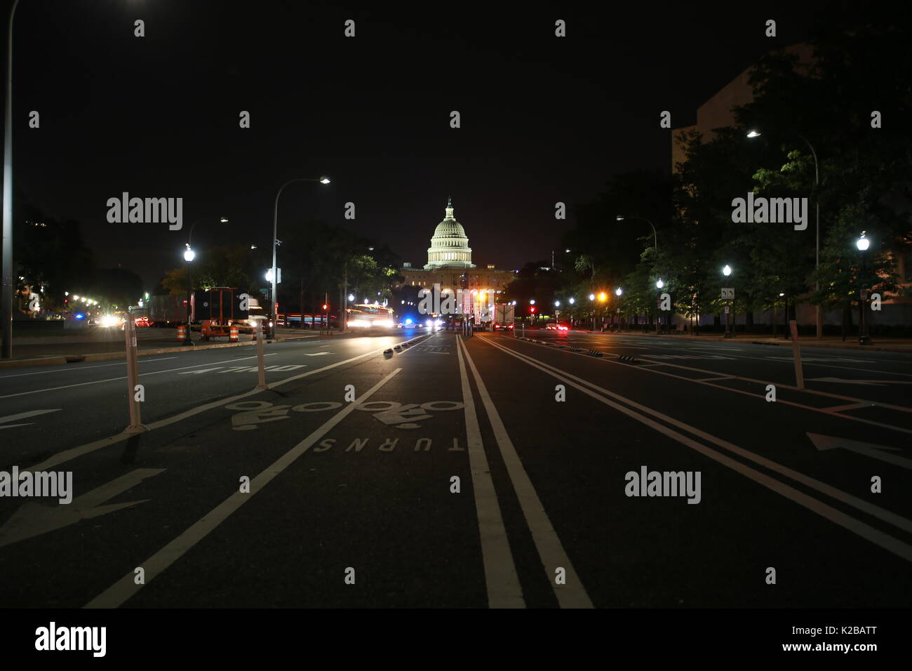 Night view us capitol building hi-res stock photography and images - Alamy
