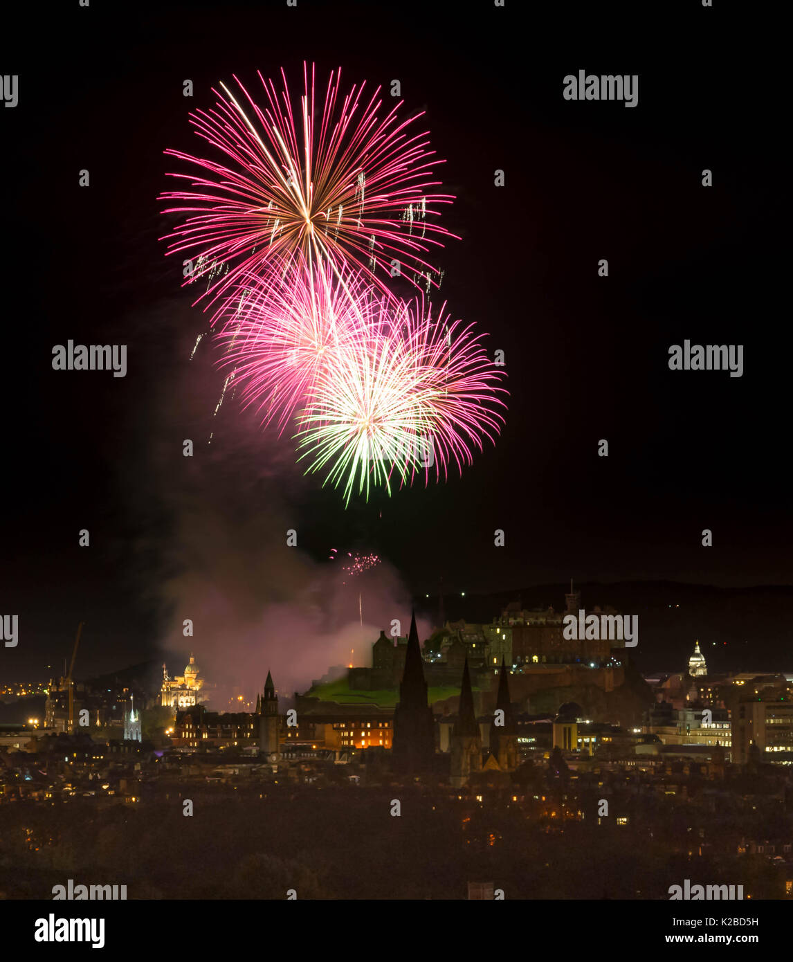 Edinburgh festival performance hi-res stock photography and images - Alamy