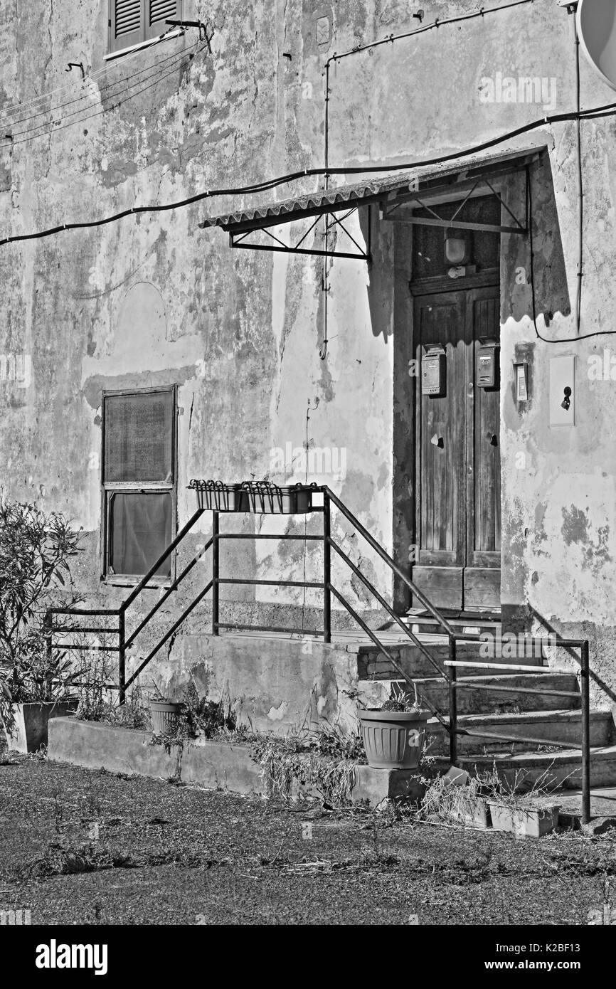 Facade of an ancient crumbling building - HDR Stock Photo - Alamy