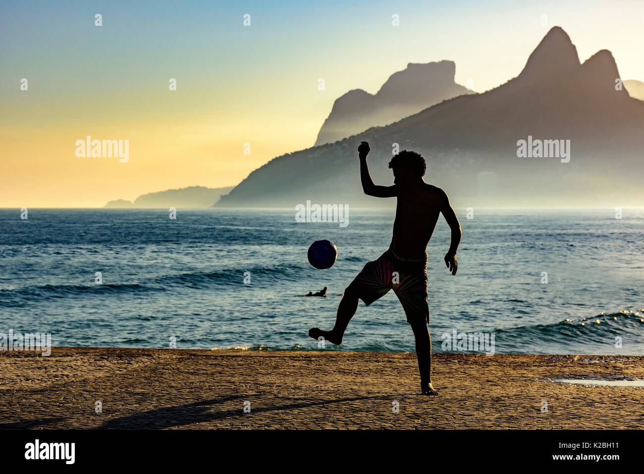 Football silhouette sunrise hi-res stock photography and images - Alamy