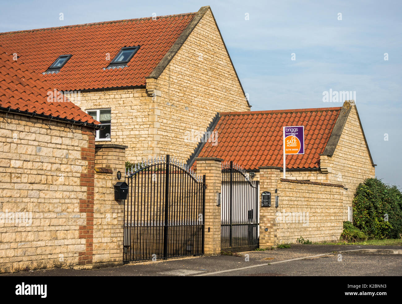 Sale agreed sign hi-res stock photography and images - Alamy