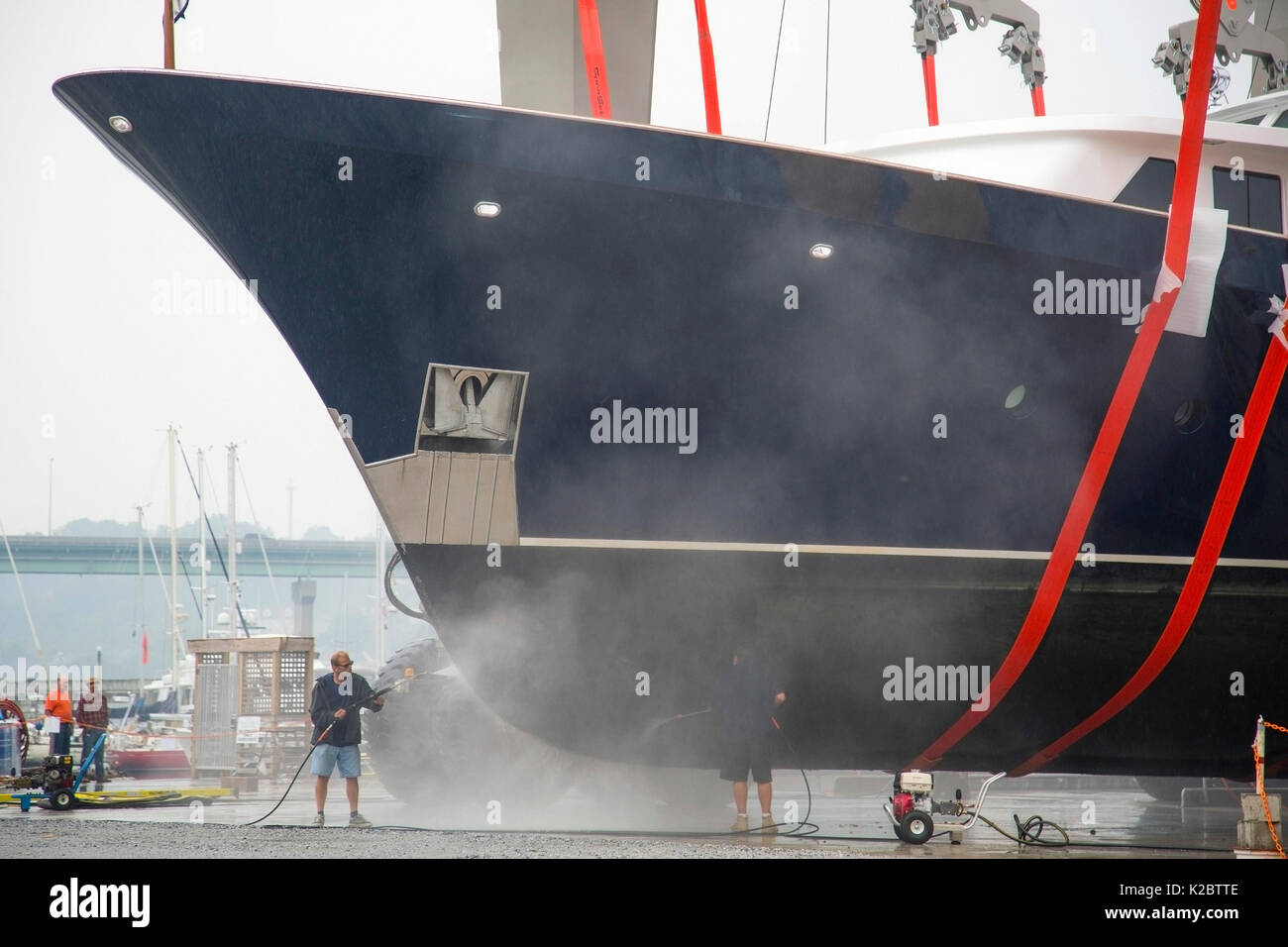 Travelift action at front street shipyard hi-res stock photography and ...