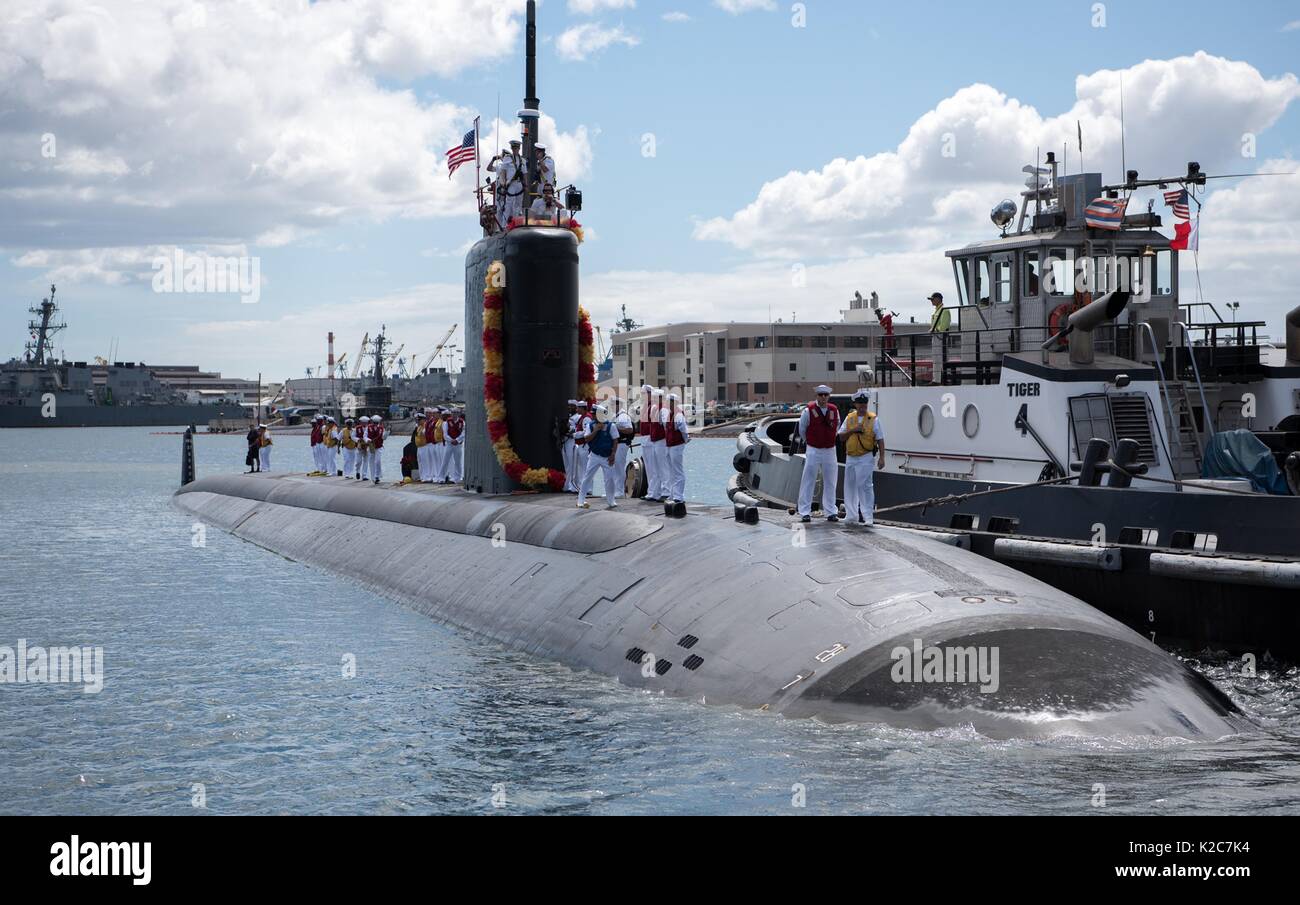 The U.S. Navy Los Angeles-class fast-attack submarine USS Santa Fe ...