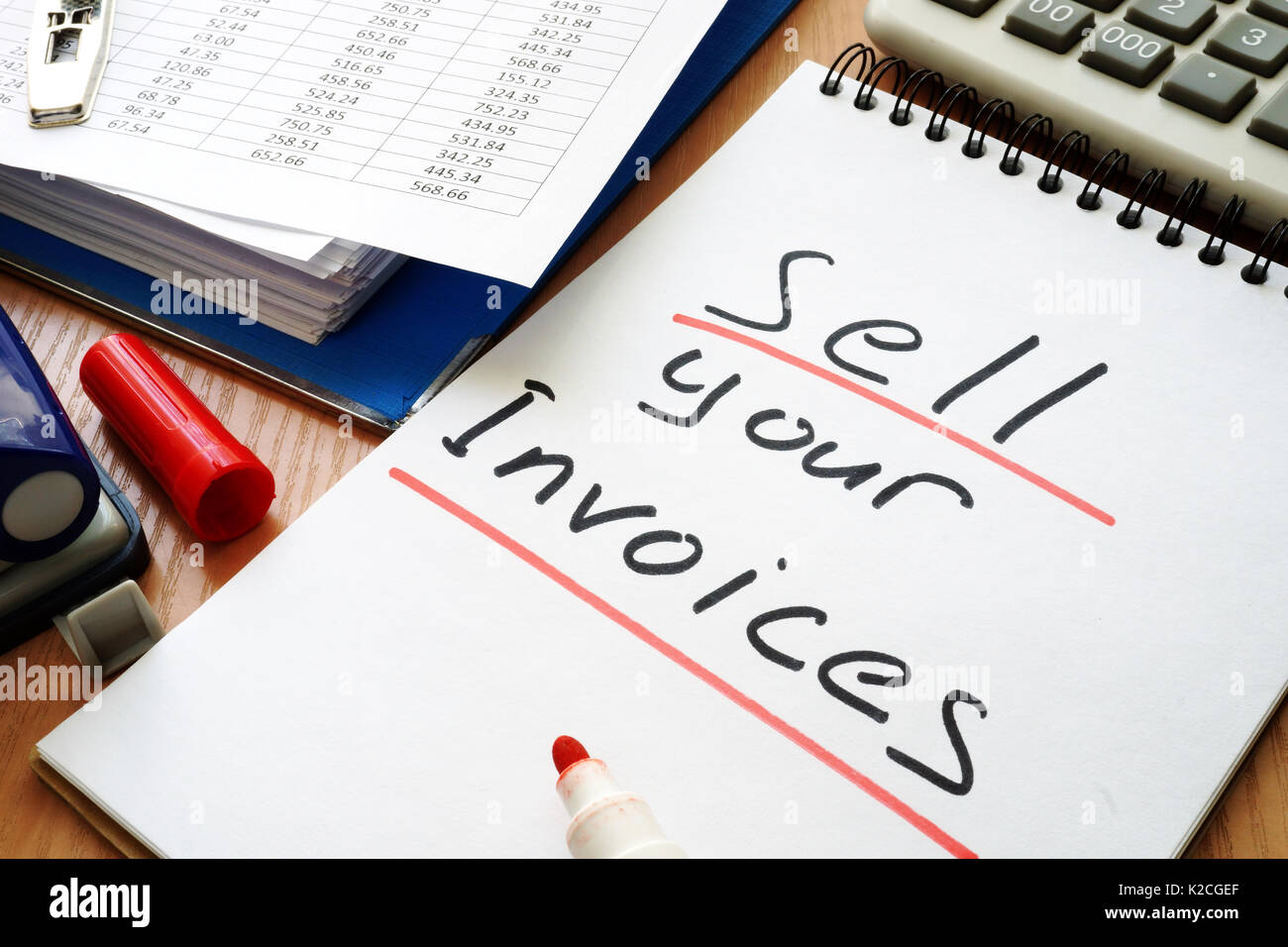 Note with sign sell your invoices Stock Photo - Alamy