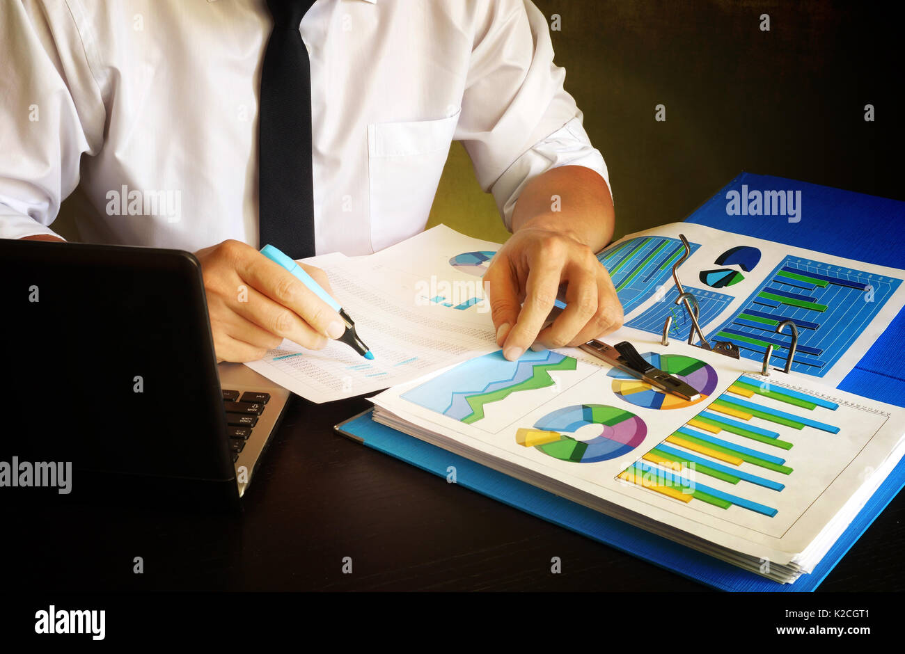 Working man hi-res stock photography and images - Alamy