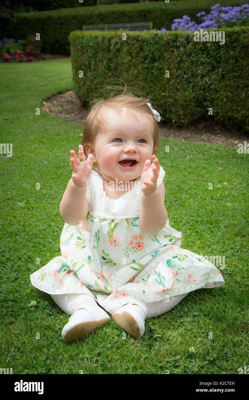 Kids clapping hands hi-res stock photography and images - Alamy
