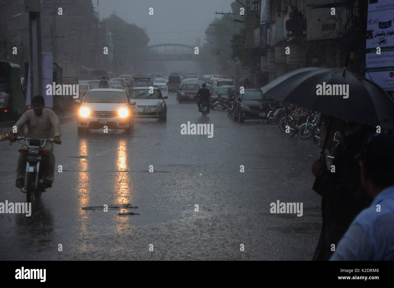 Lahore, Pakistan. 30th Aug, 2017. A view of the heavy monsoon rain that ...