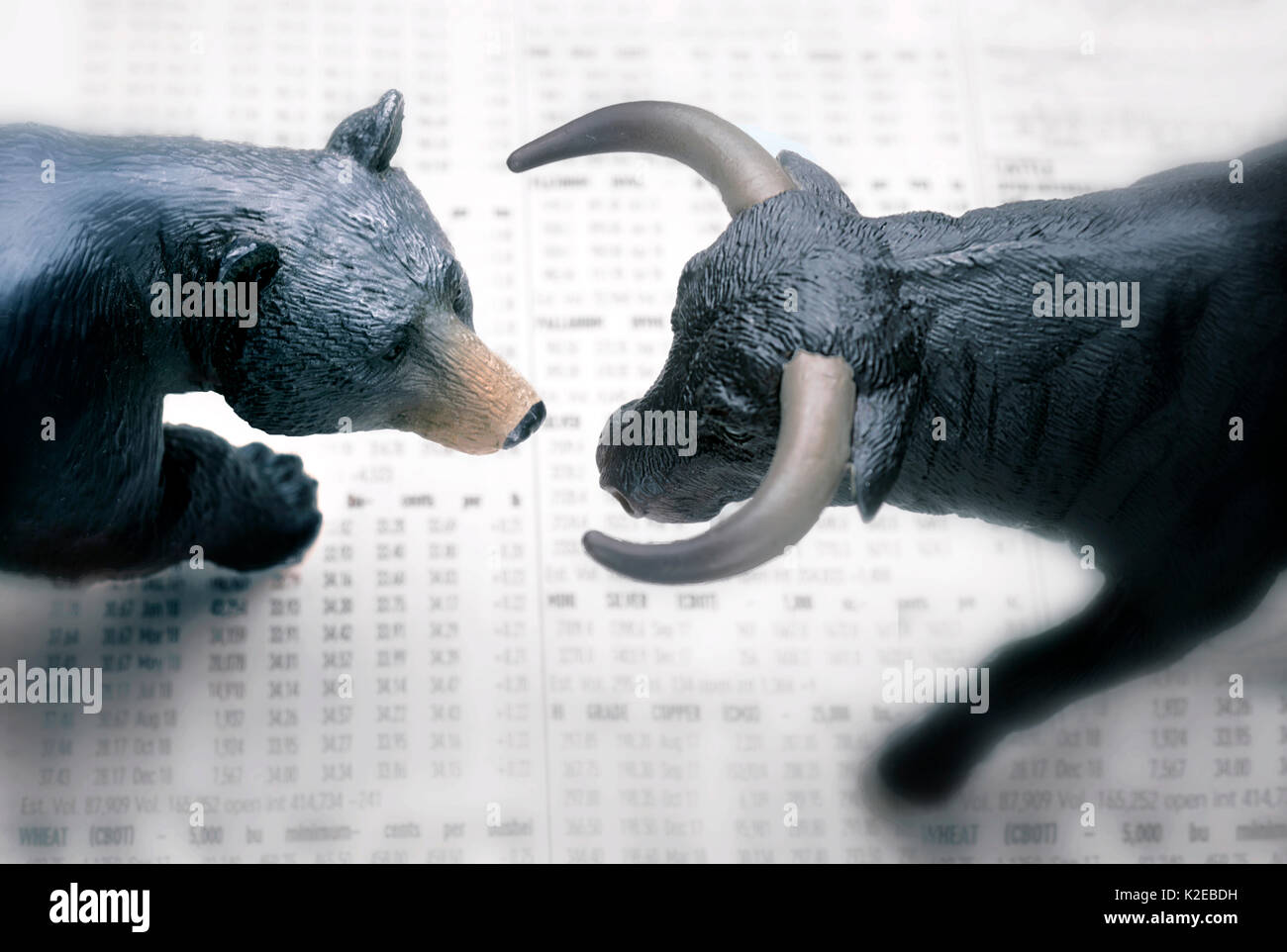 Bull and bear hi-res stock photography and images - Alamy