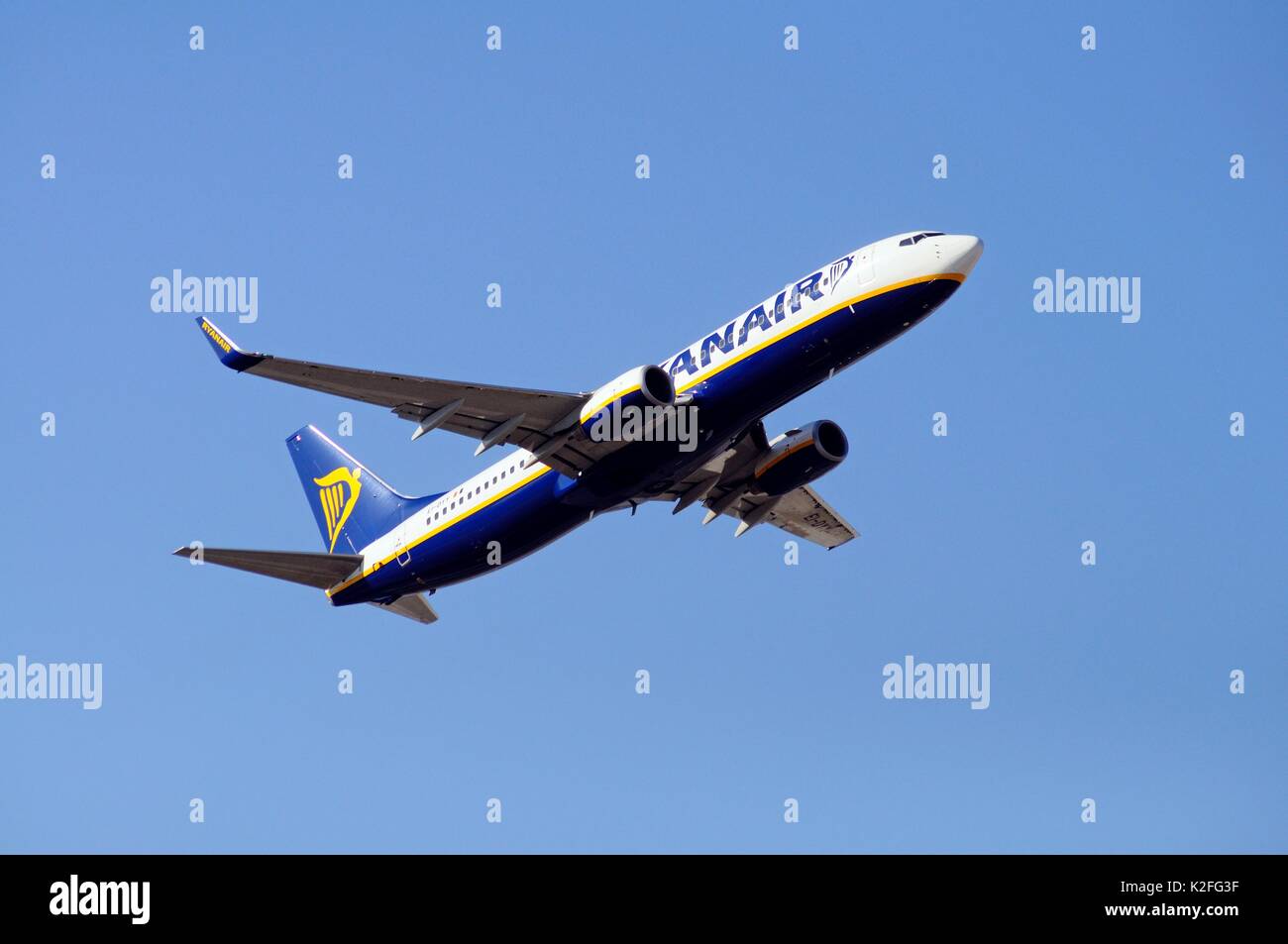 Ryanair boeing 737 800 aeroplane hi-res stock photography and images ...