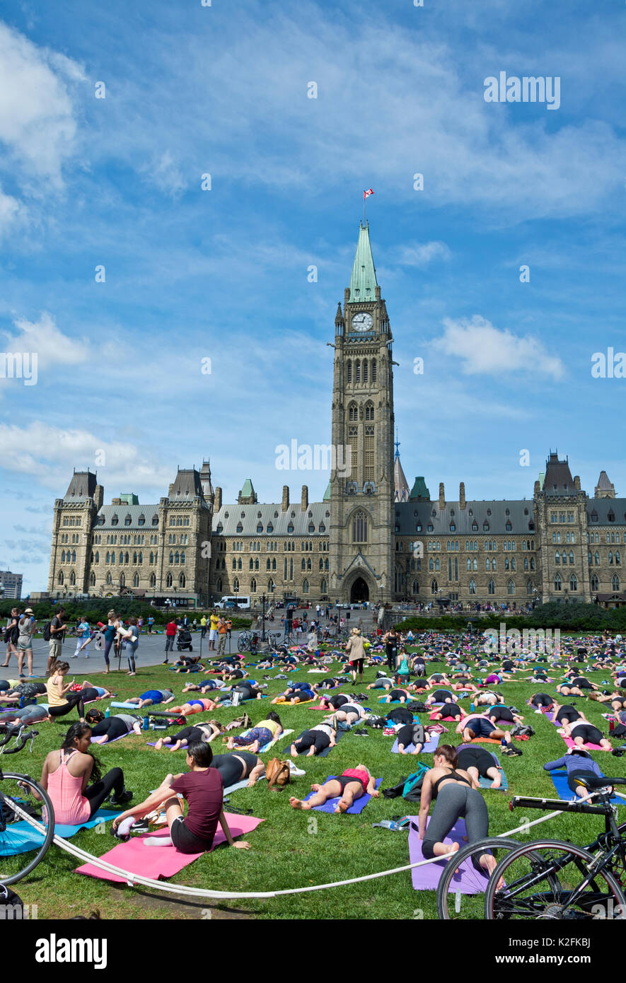 Free group yoga class on Parliament Hill in Ottawa, Canada. Yoga in ...