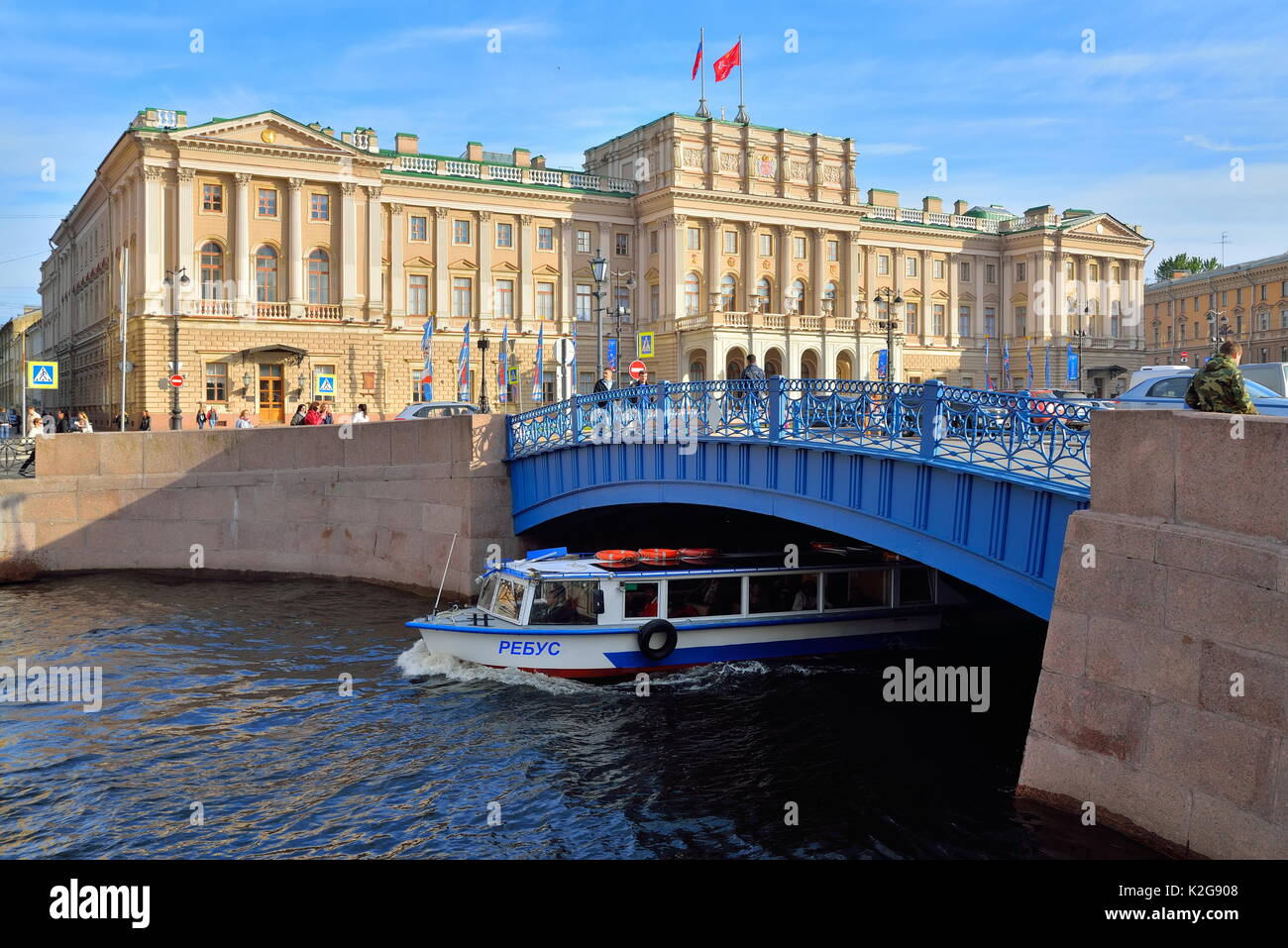 ST.PETERSBURG, RUSSIA - JUNI 13, 2017: Mariinsky Palace and blue bridge ...