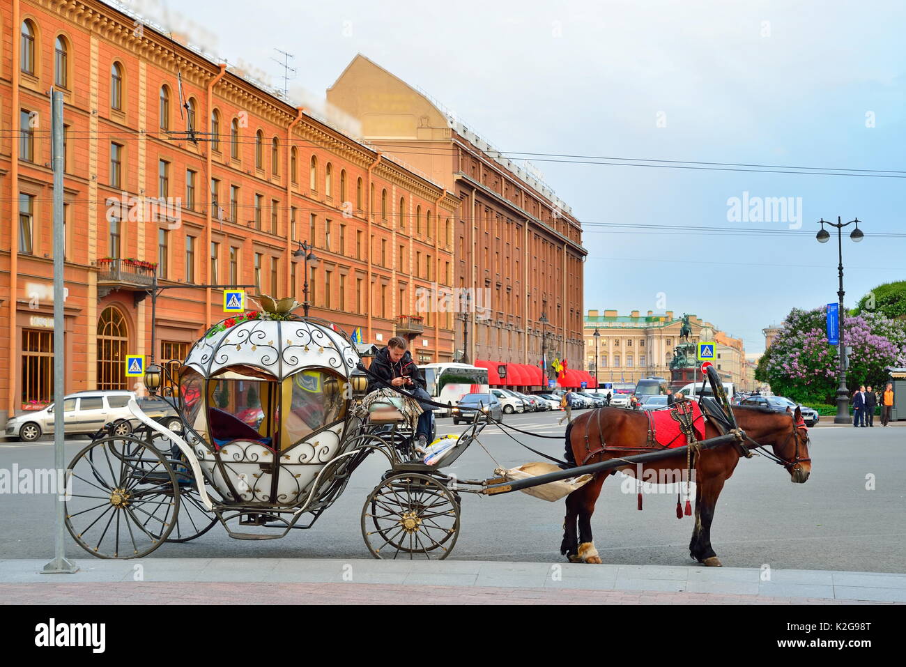 ST.PETERSBURG, RUSSIA - JUNI 14, 2017: A carriage pulled by a horse on ...