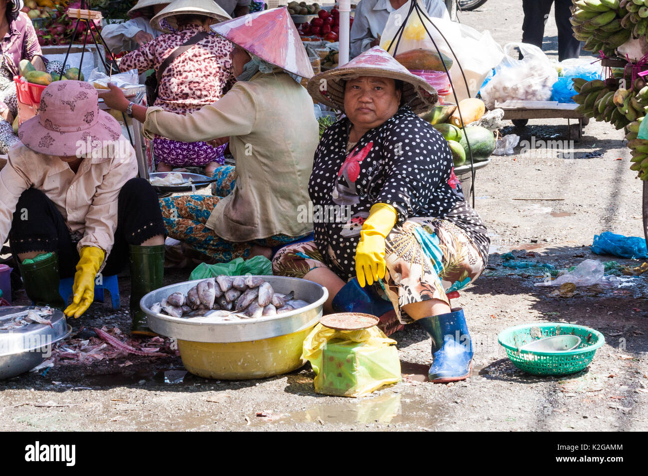 Woman selling fish at street market hi-res stock photography and images ...