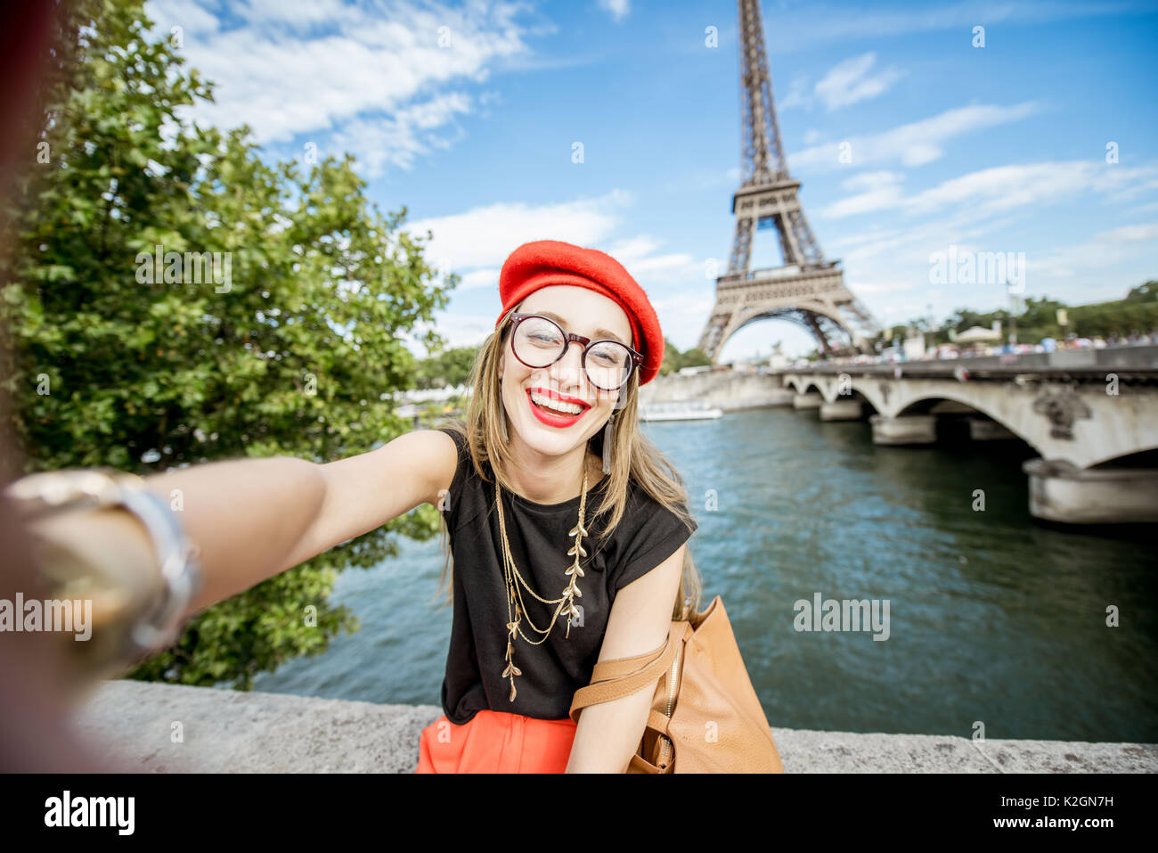 Tourist near the Eiffel tower Stock Photo - Alamy