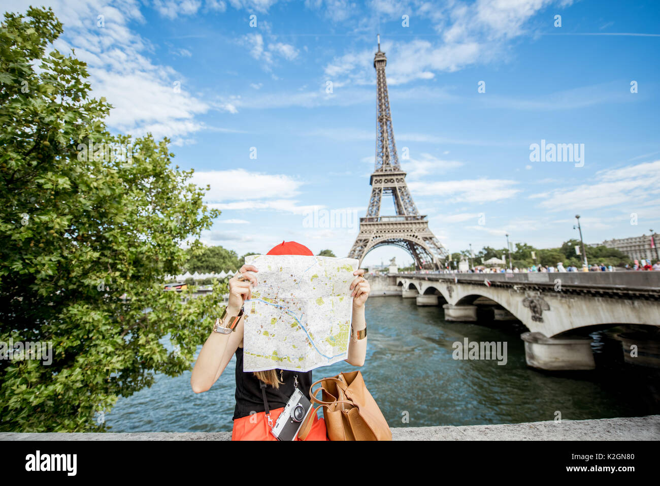 Tourist near the Eiffel tower Stock Photo - Alamy