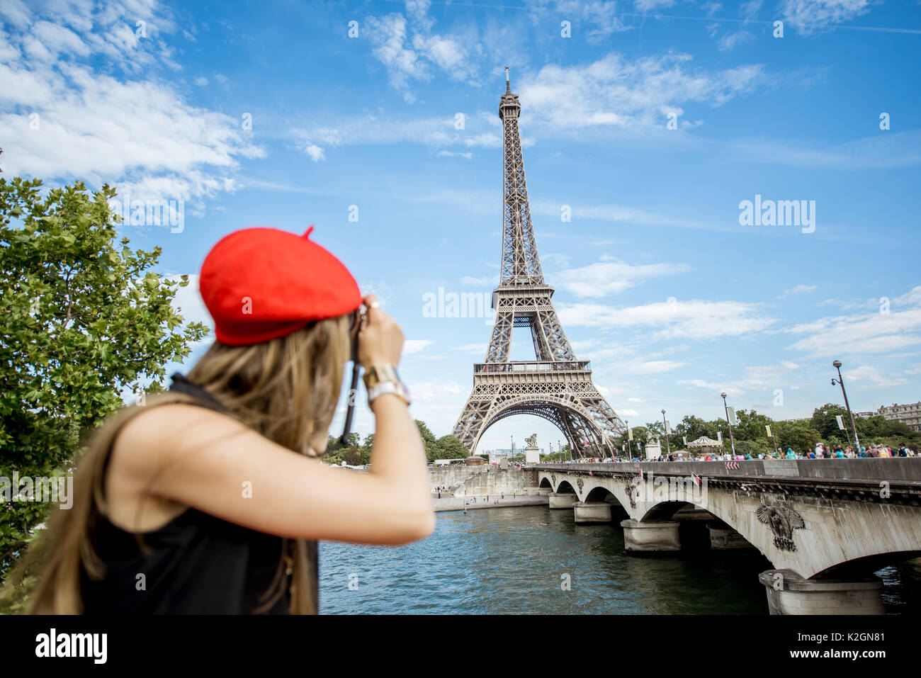 Tourist near the Eiffel tower Stock Photo - Alamy