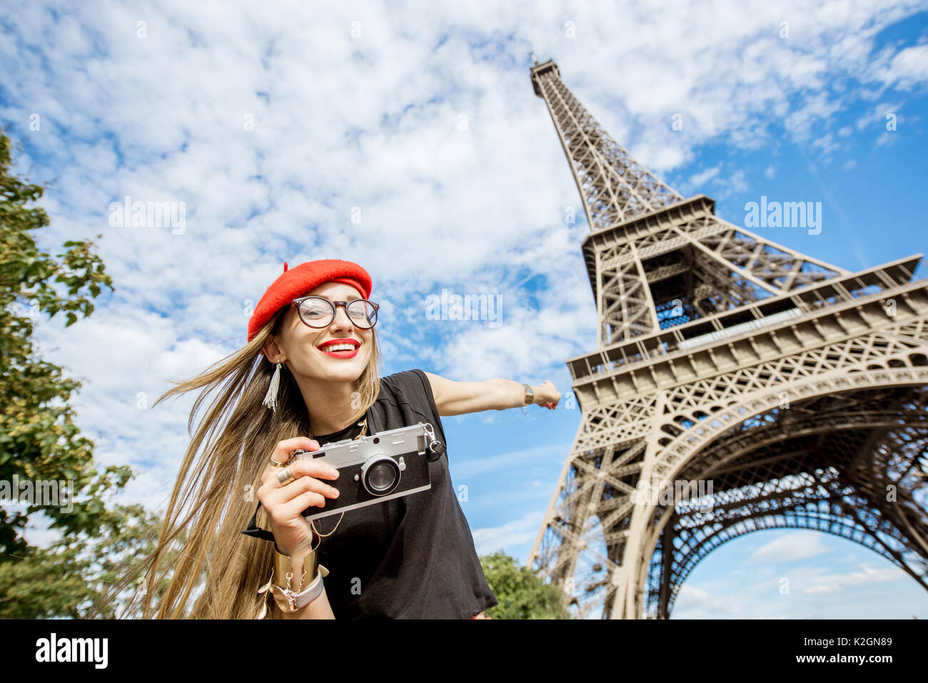 Tourist near the Eiffel tower Stock Photo - Alamy
