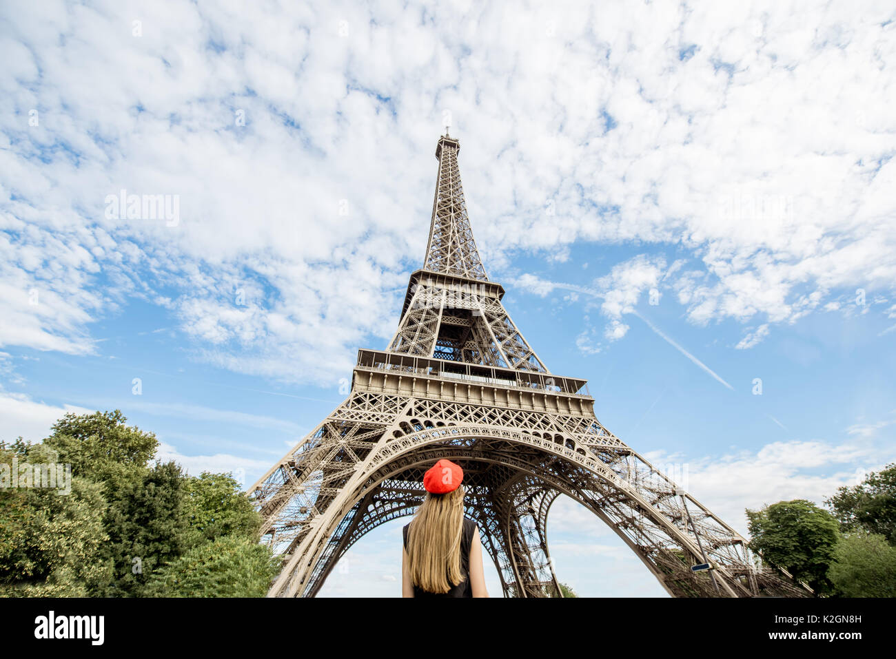 Tourist near the Eiffel tower Stock Photo - Alamy
