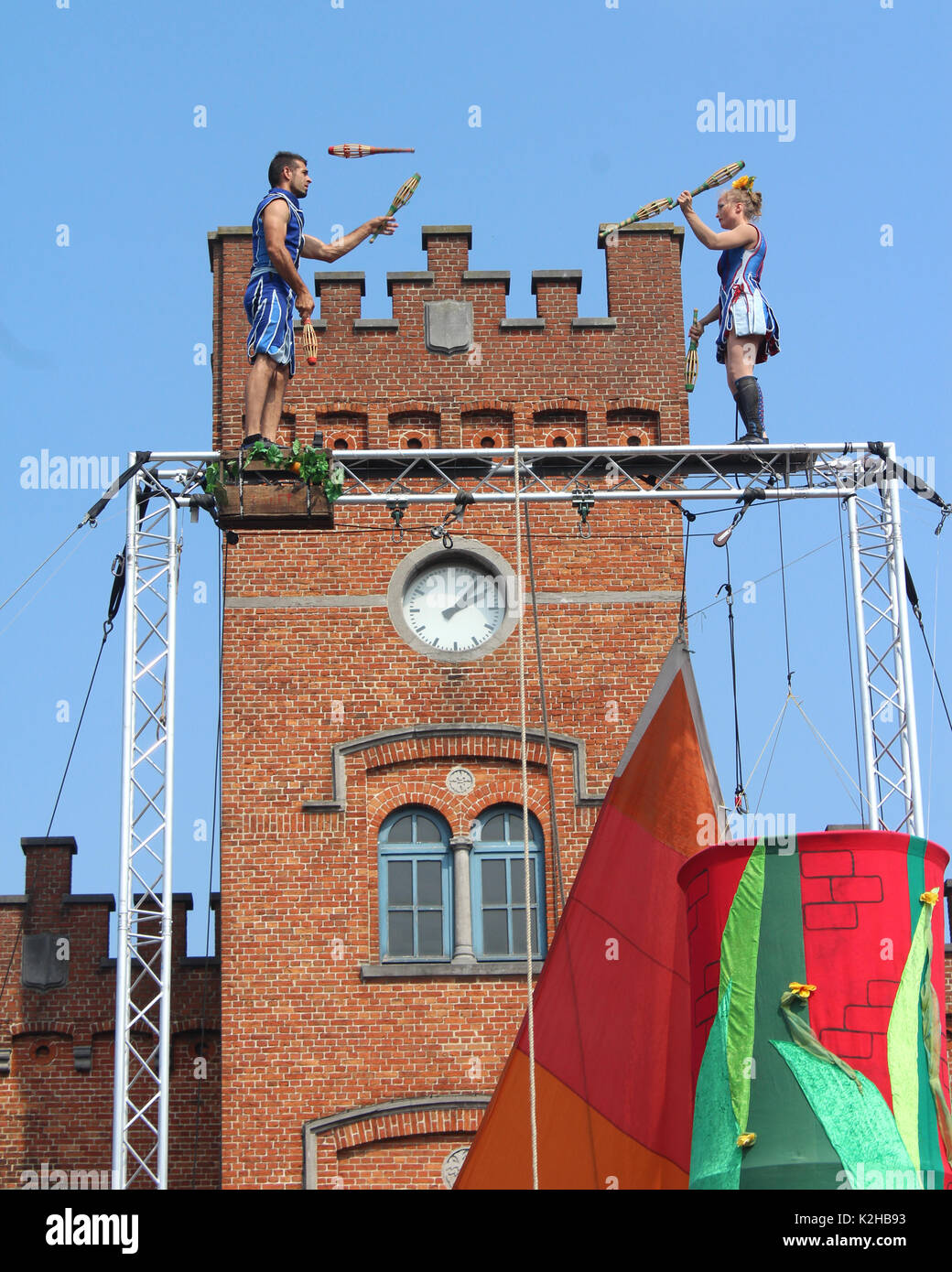 Acrobatic duo hi-res stock photography and images - Alamy