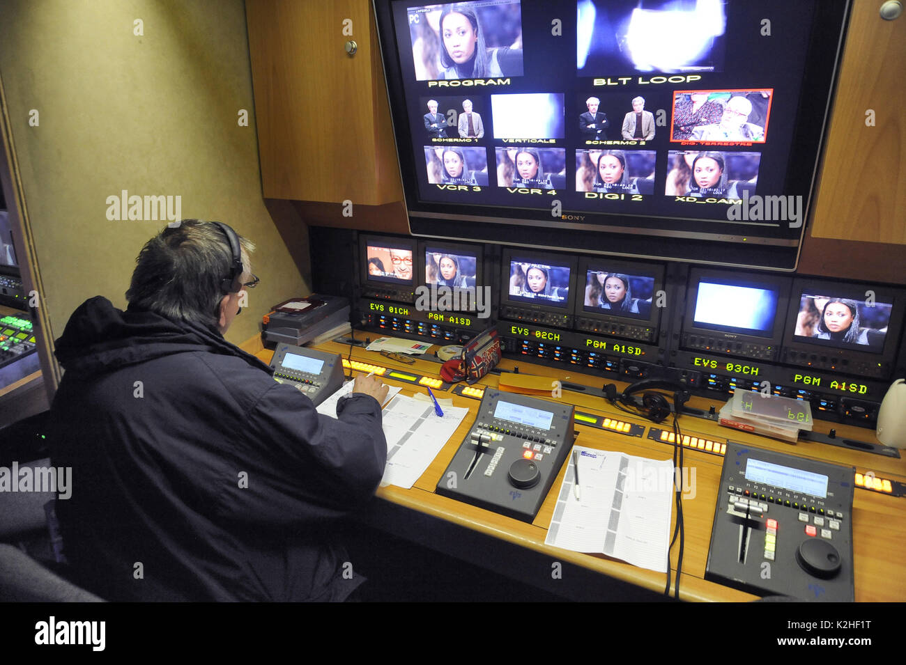 Tv production control room hi-res stock photography and images - Alamy