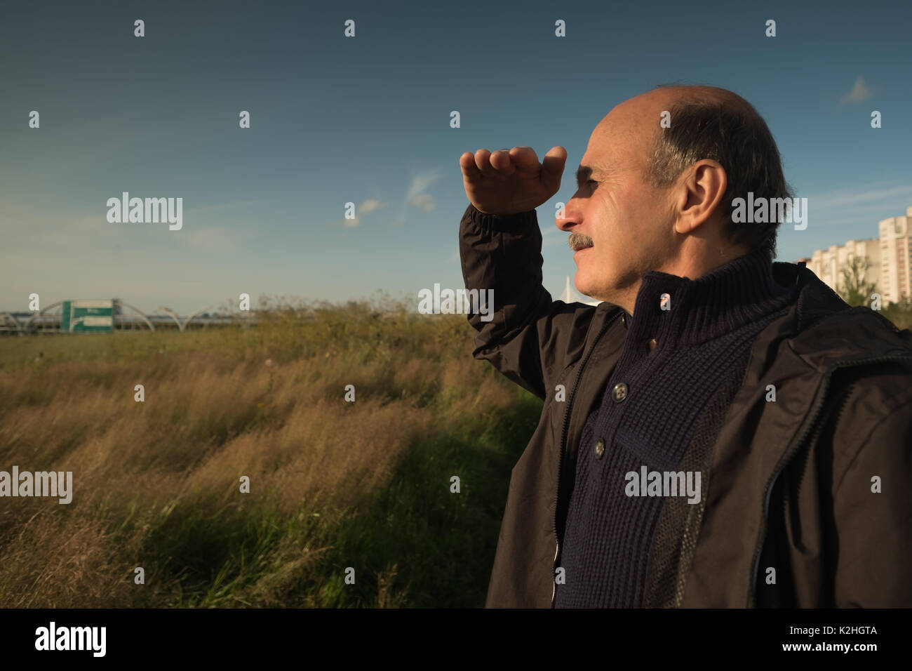 Man thinking looking horizon hi-res stock photography and images - Alamy