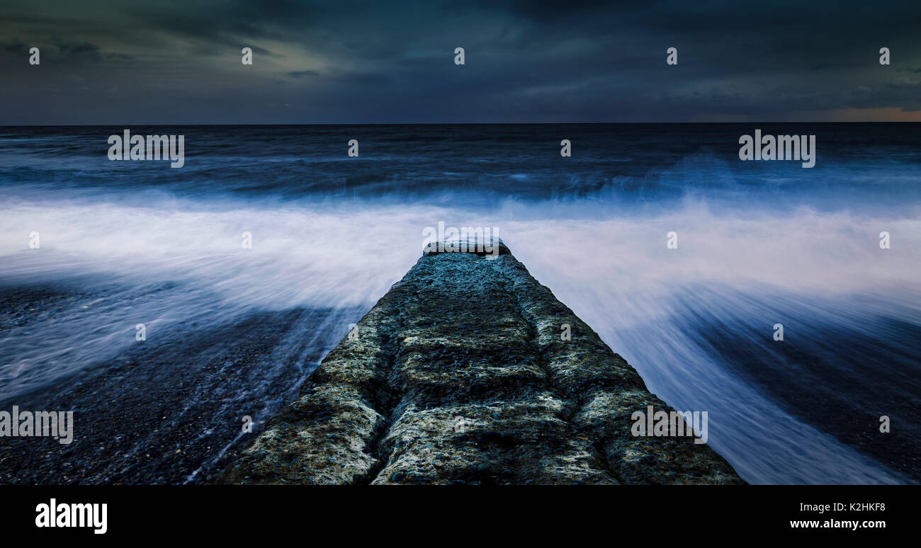 Ocean Waves Crashing at Night, Dynamic Coastal Scape Stock Photo - Alamy