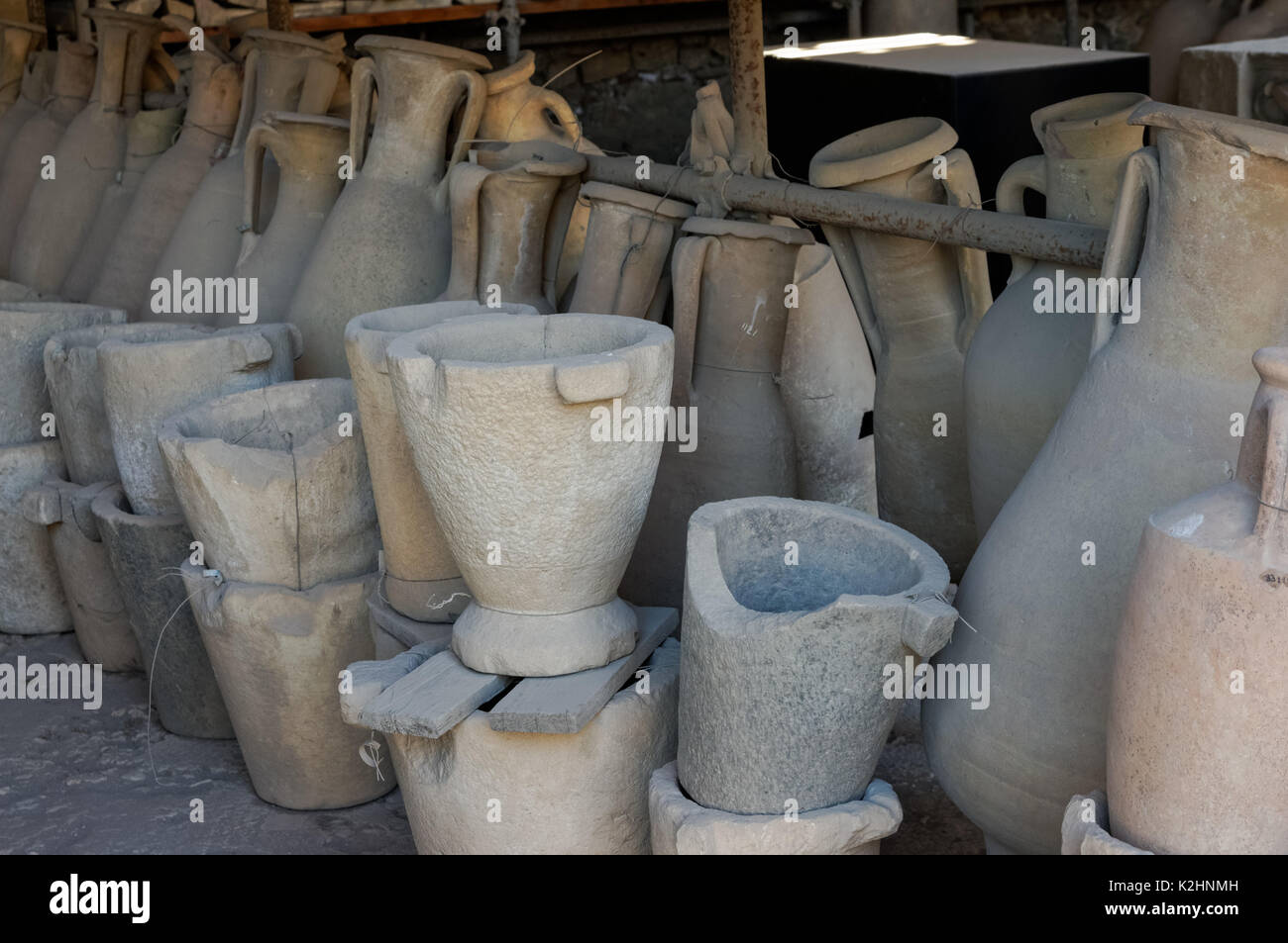 Ancient roman pottery hi-res stock photography and images - Alamy