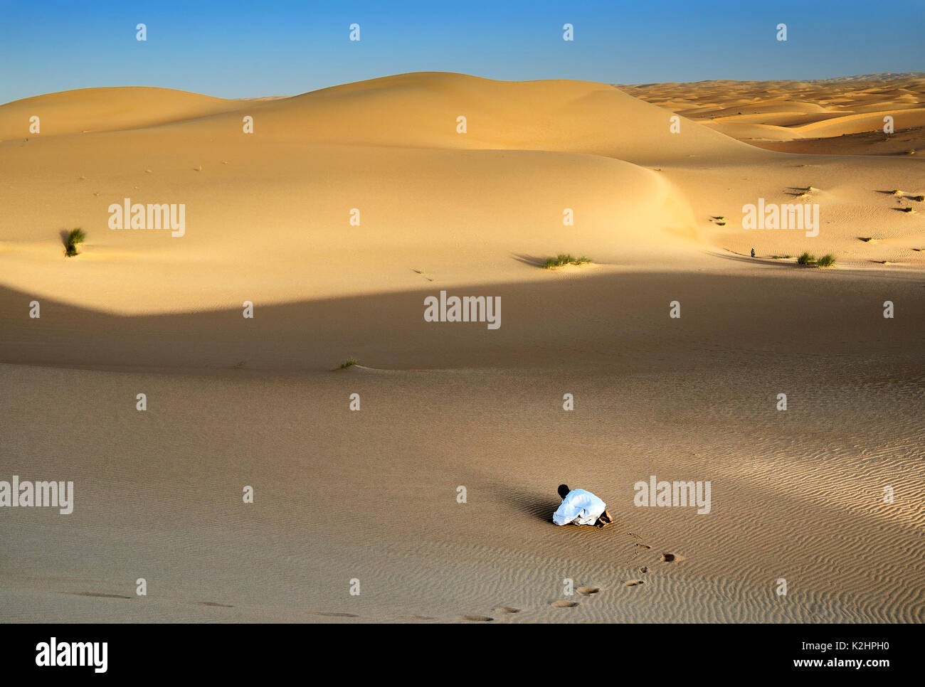 Man praying on the sand dunes of Chinguetti, 300m high. Mauritania ...