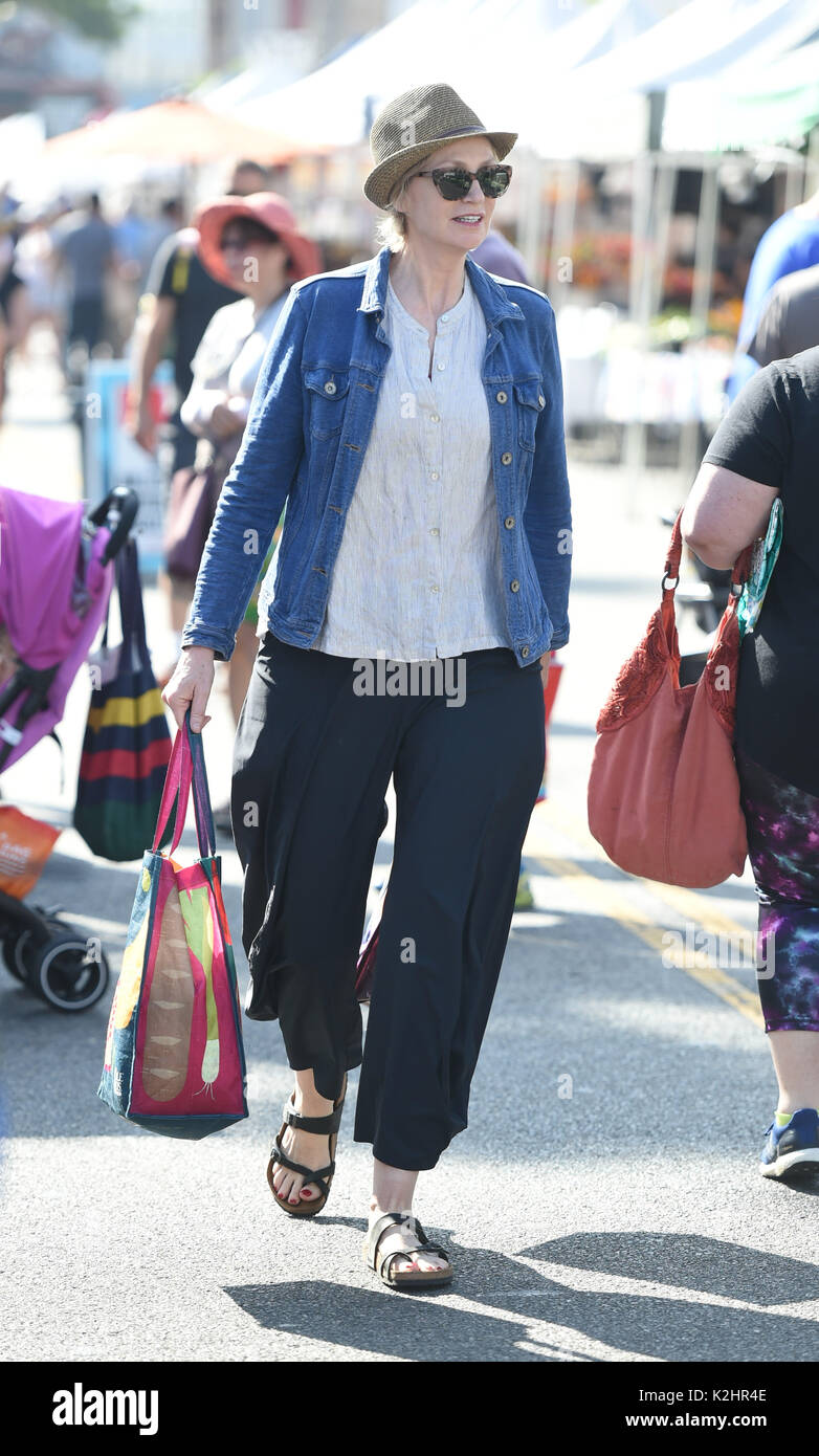 Jane Lynch stocks up on produce at the Studio City Farmers Market ...