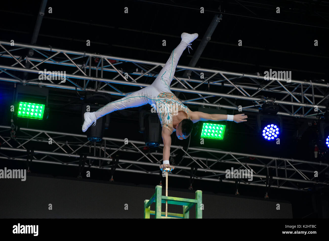 Chinese acrobat hi-res stock photography and images - Alamy