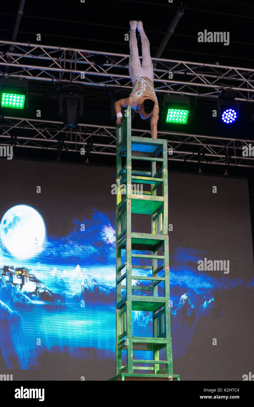 Chinese acrobat hi-res stock photography and images - Alamy