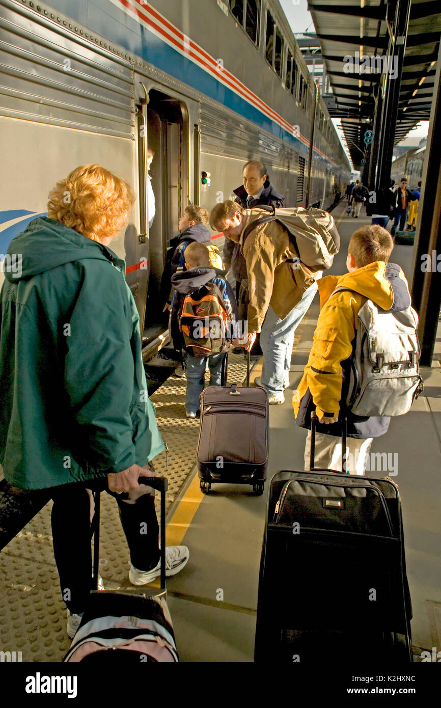 Passengers with luggage hi-res stock photography and images - Alamy