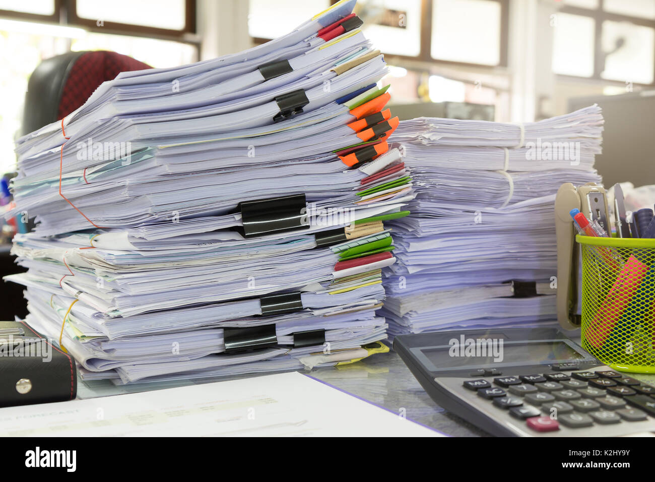 Desk unorganized mess paper hi-res stock photography and images - Alamy