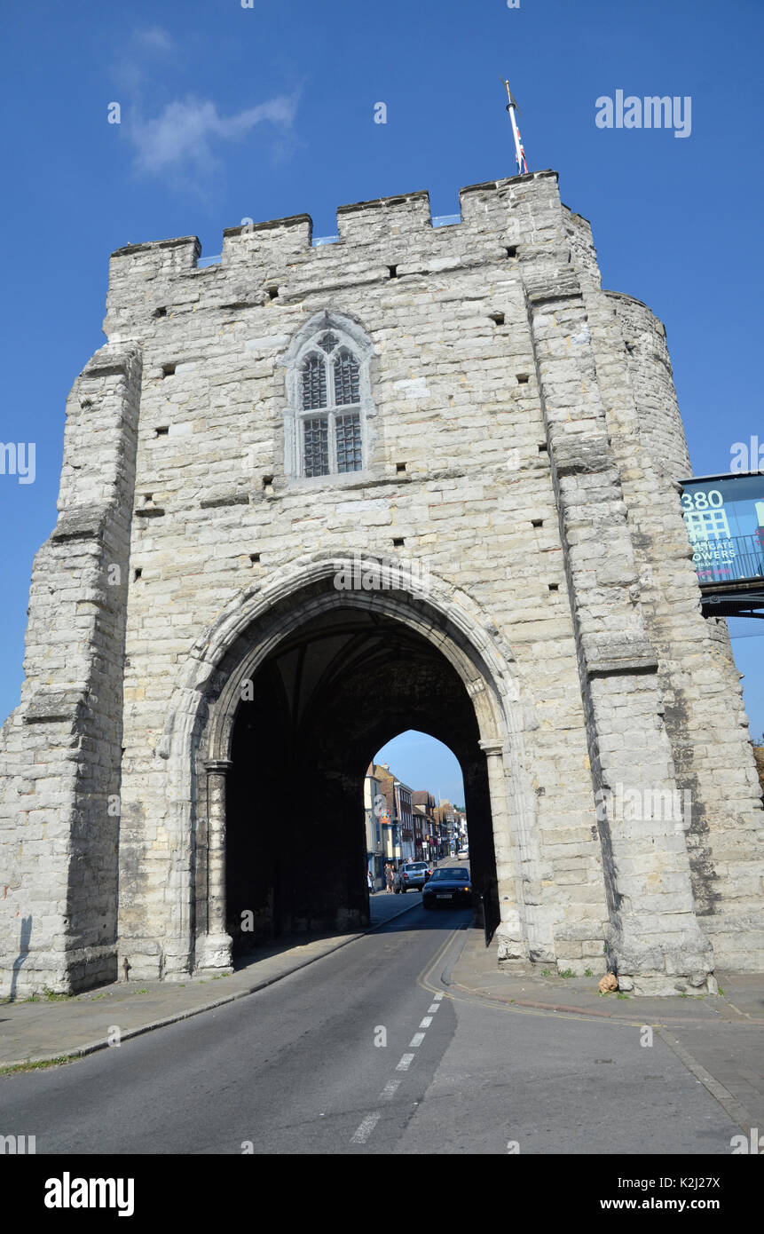 Medieval gatehouse hi-res stock photography and images - Alamy