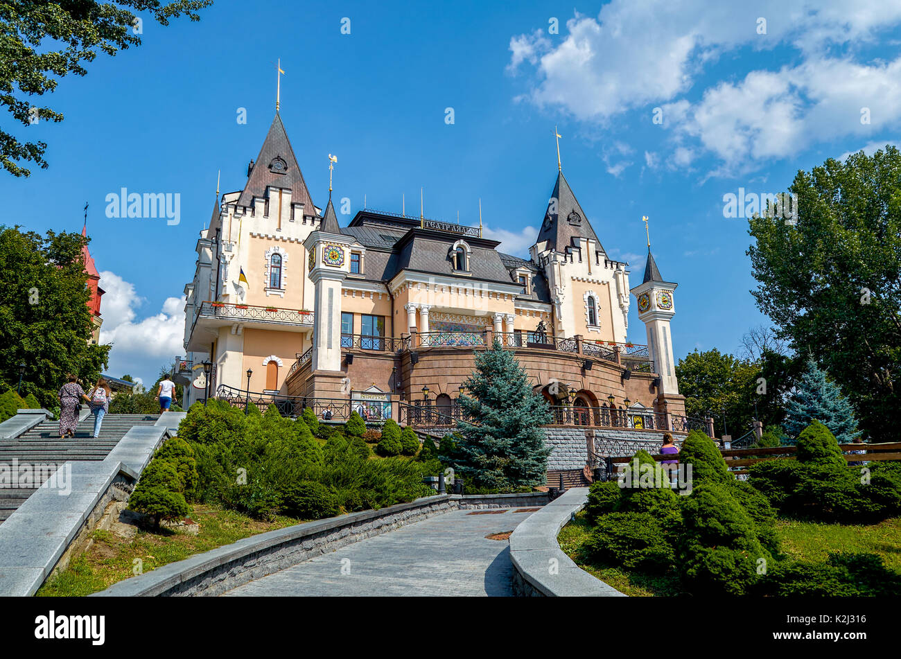 Blue sky puppet theater hi-res stock photography and images - Alamy