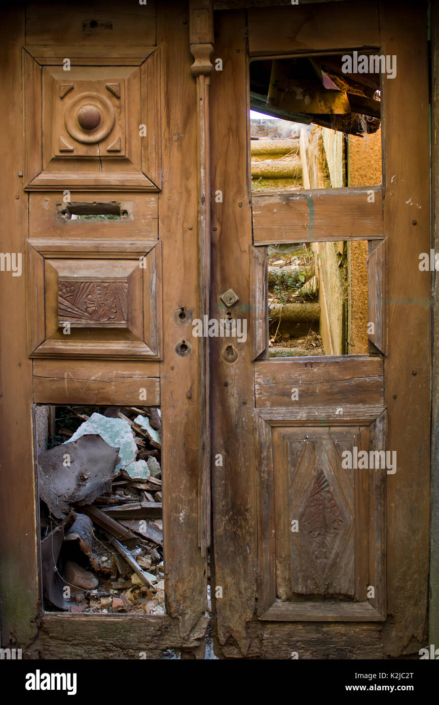 Destroyed door of a house in ruins Stock Photo - Alamy