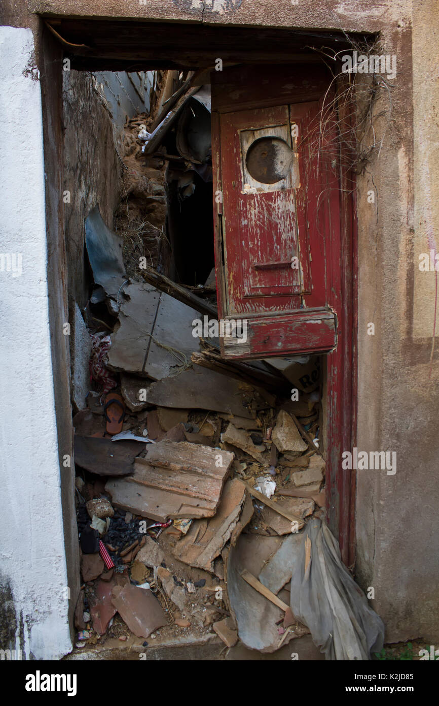 House debris dilapidated disaster hi-res stock photography and images ...