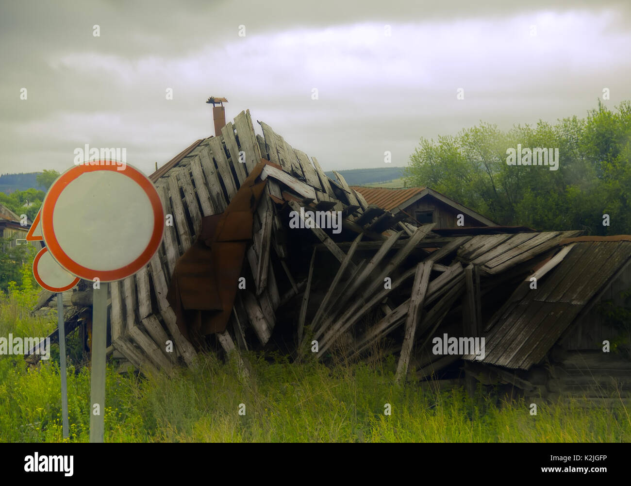 Collapsed wooden cabin hi-res stock photography and images - Alamy