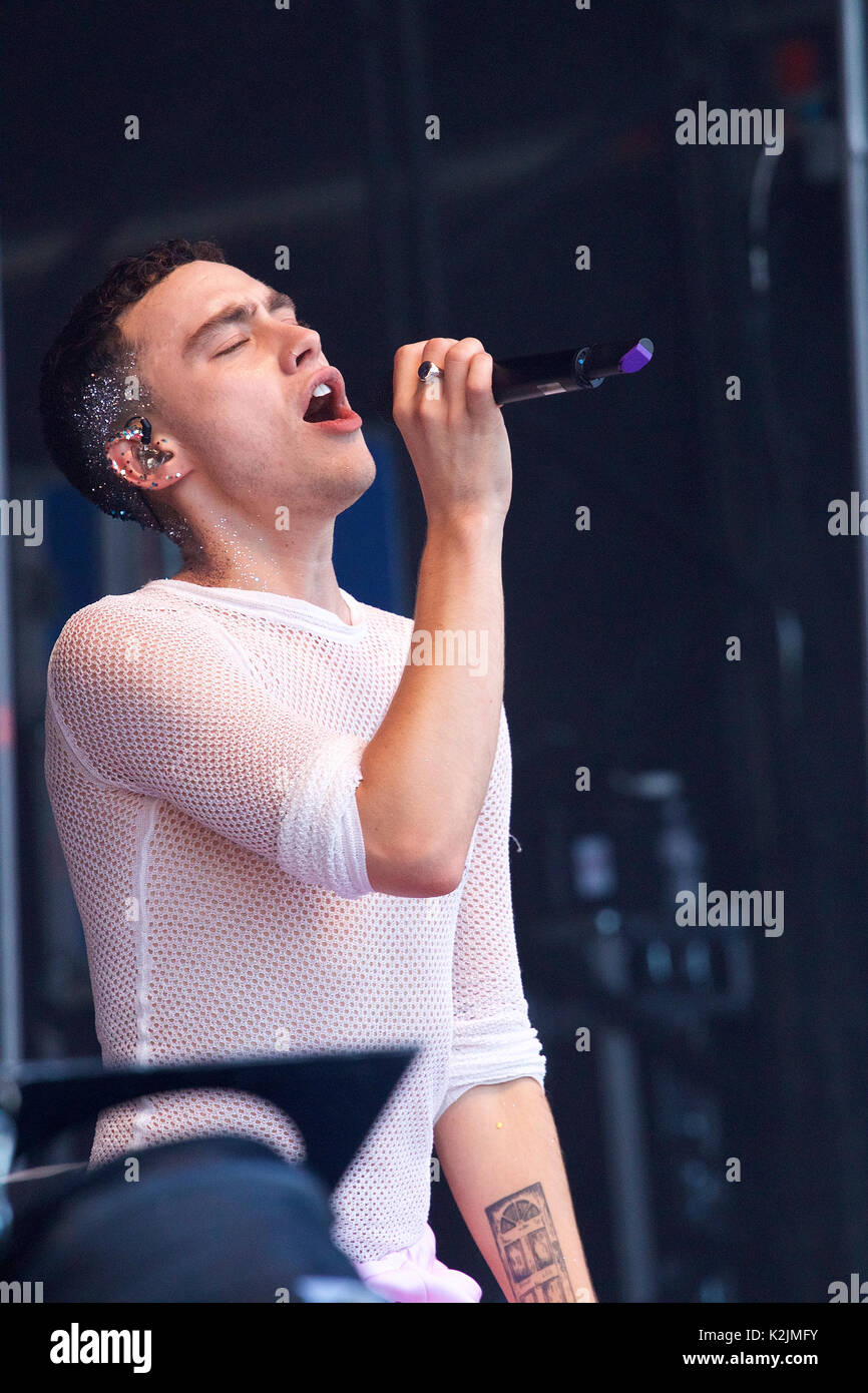 Gay singer olly alexander hi-res stock photography and images - Alamy