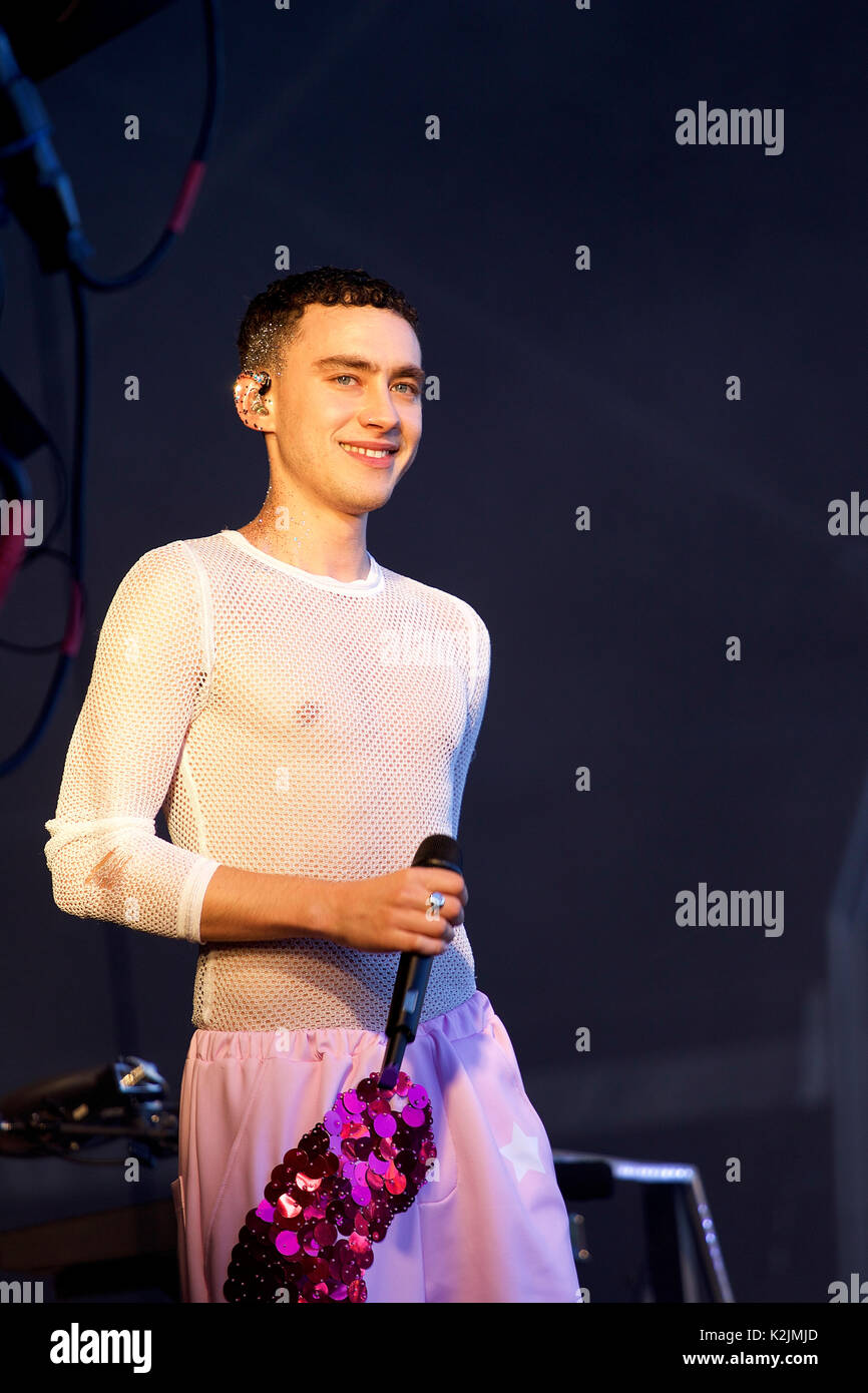 Olly alexander in pink hi-res stock photography and images - Alamy