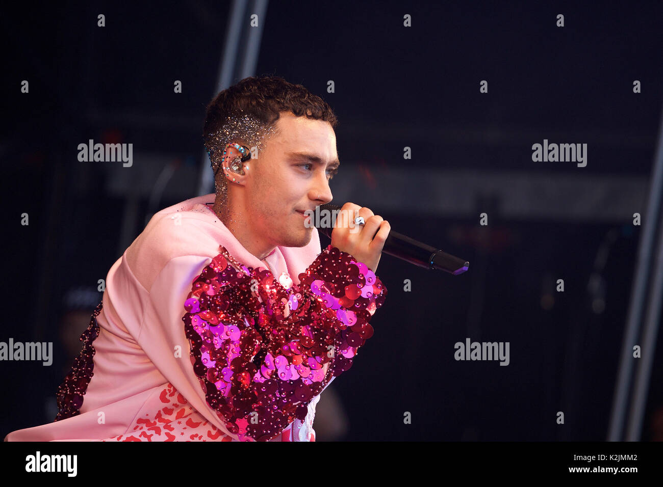 Gay singer olly alexander hi-res stock photography and images - Alamy