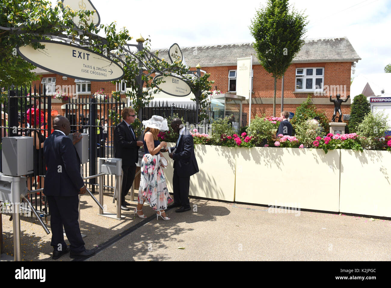 Ascot racecourse entrance hi-res stock photography and images - Alamy