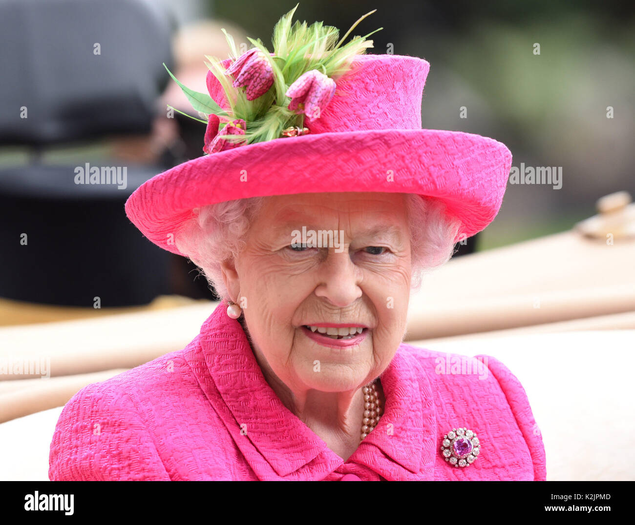 Queen elizabeth pink hat carriage hi-res stock photography and images ...